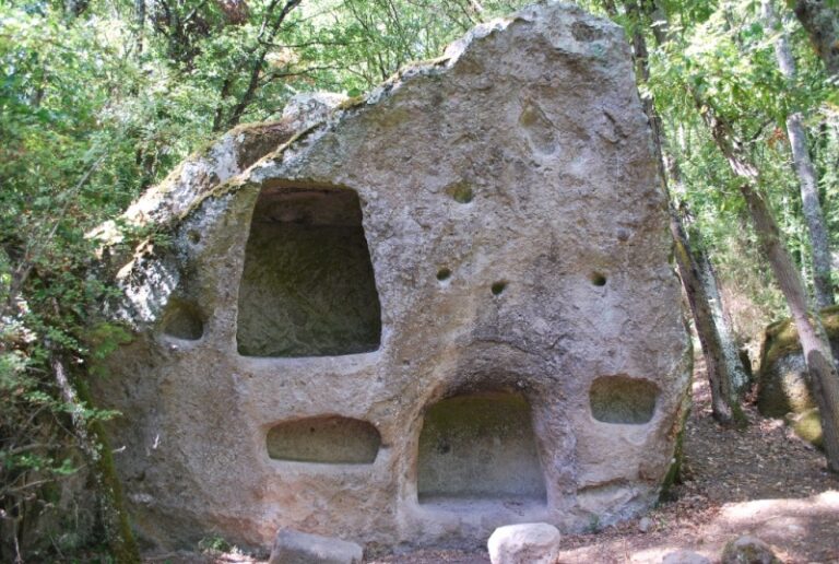 Fig. 04 Masso lavorato - Archeologia online - Archeomedia